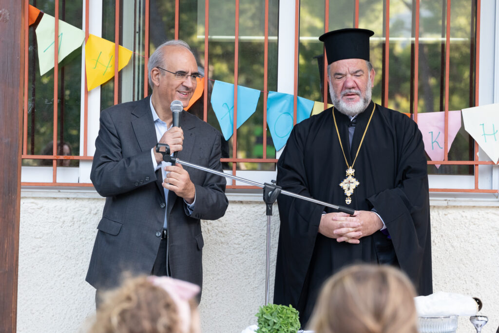 Ο ΔΗΜΑΡΧΟΣ ΚΗΦΙΣΙΑΣ ΓΙΩΡΓΟΣ ΘΩΜΑΚΟΣ ΔΙΠΛΑ ΣΤΗΝ ΕΚΠΑΙΔΕΥΤΙΚΗ ΚΟΙΝΟΤΗΤΑ ...